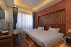 Quarto duplo luxo, 2 camas de solteiro | Frigobar, cofres nos quartos, escrivaninha