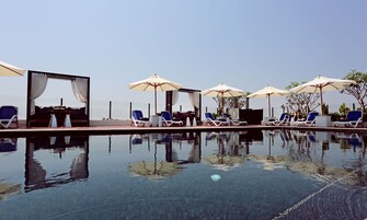 Piscina externa, guarda-sóis, espreguiçadeiras