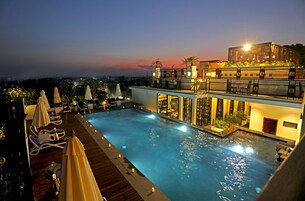 Piscina externa, guarda-sóis, espreguiçadeiras