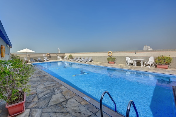 Piscina externa, funciona das 9h às 20h, guarda-sóis, espreguiçadeiras