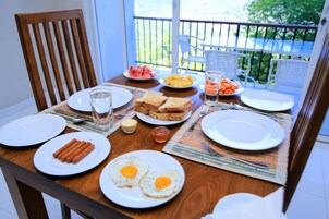 Café da manhã com buffet todos os dias (USD 5 por pessoa) 