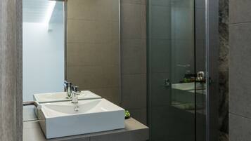 Sir Attic Suite | Banheiro | Chuveiro, produtos de toalete de grife, secador de cabelo