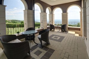 Villa de Luxo, 4 quartos, vista para o mar, junto à encosta | Terraço/pátio interior