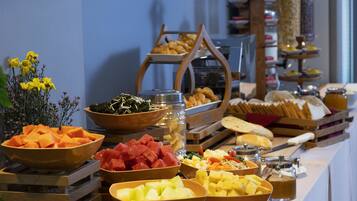 Café da manhã com buffet todos os dias (IDR 750000 por pessoa)