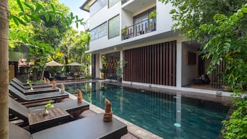 Piscina exterior, guarda-sóis, espreguiçadeiras