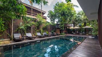 Piscina exterior, guarda-sóis, espreguiçadeiras
