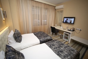 Quarto Twin Standard | Roupa de alta qualidade, secretária, Wi-fi grátis 