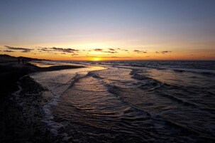 Uma praia privada nas proximidades, toalhas de praia 