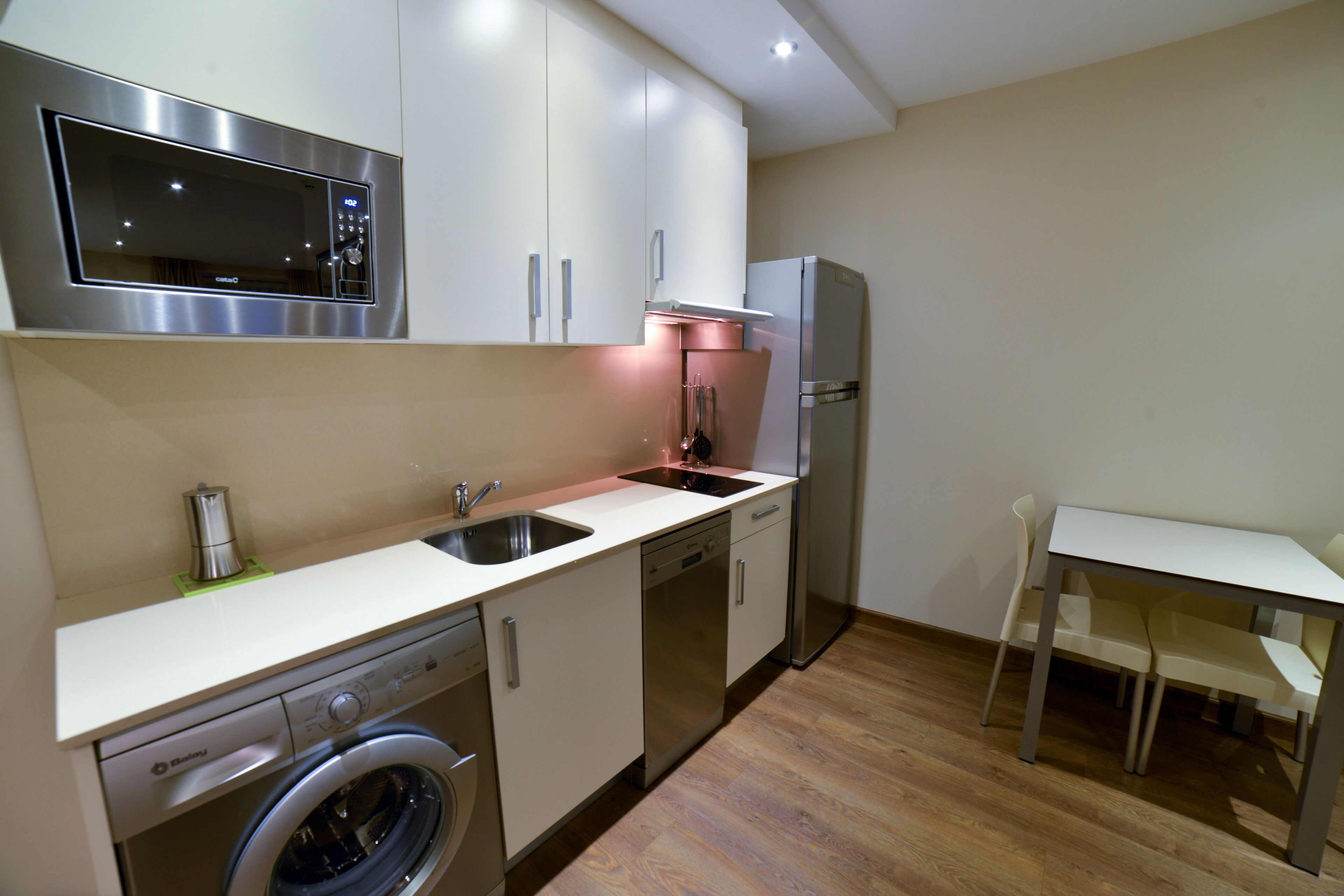 Estúdio Superior | Cozinha privada | Um frigorífico, um micro-ondas, uma placa de cozinha 