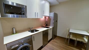 Estúdio Superior | Cozinha privada | Um frigorífico, um micro-ondas, uma placa de cozinha
