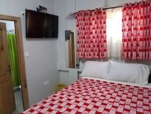 Quarto casal | Escrivaninha, quartos à prova de som, ferros/tábuas de passar roupa