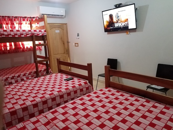 Quarto família | Escrivaninha, quartos à prova de som, ferros/tábuas de passar roupa