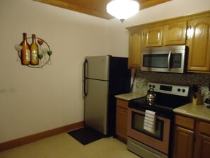 Apartamento standard, 1 cama Queen | Cozinha privada | Geladeira grande, micro-ondas, fogão, cooktop