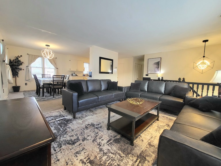 The Classic Ocean Beach House: 6 Queen 1 Sofa Bed - Ocean Beach Park, CT