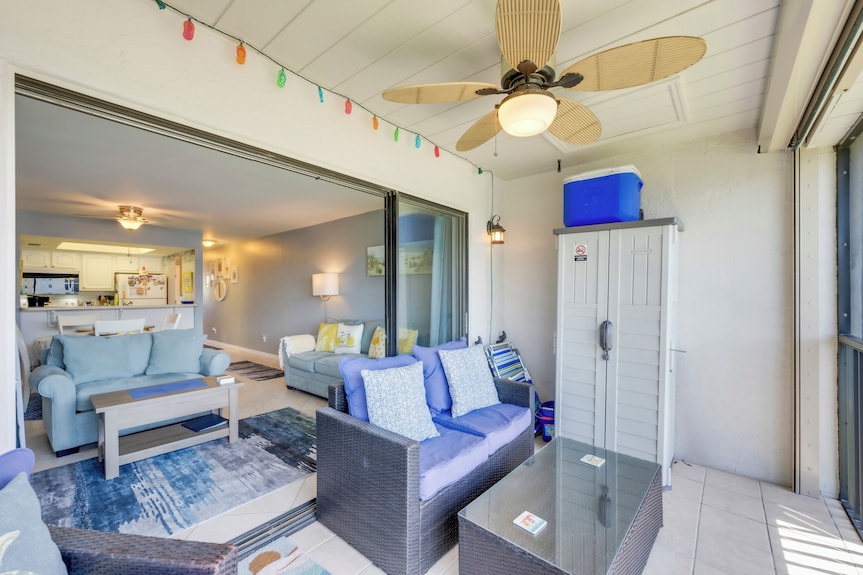 Buena Pesca! Palmeras Y Sol! Precioso 1b / 2b Estero Yacht & Racquet Club Condo On The Bay! ¡Camina A La Playa! ¡Piscina Temperada! - Fort Myers Beach, FL