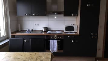 Apartamento Standard, 2 quartos, Vista para a cidade | Cozinha privada | Um frigorífico/congelador grande, um micro-ondas, um forno