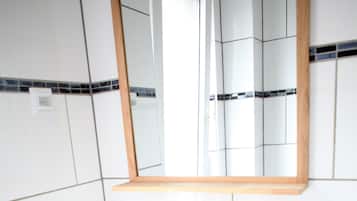 Apartamento Deluxe, 2 quartos | Casa de banho | Um secador de cabelo, toalhas fornecidas, papel higiénico