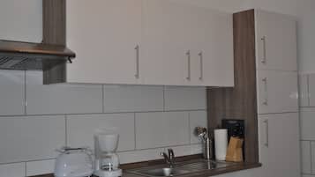 Apartamento Standard, 2 quartos, vista para o jardim | Cozinha privada | Um frigorífico, um micro-ondas, uma placa de cozinha