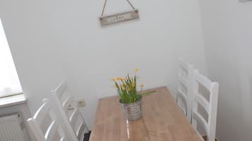 Apartamento Familiar, 2 quartos, Vista para a cidade | Refeições no quarto