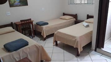 Quarto Triplo | Minibar, secretária, Wi-fi grátis, roupa de cama fornecida