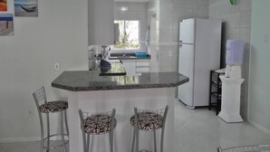 Apartamento (1046) | Cozinha privada | Um frigorífico, um micro-ondas, um forno, uma placa de cozinha 