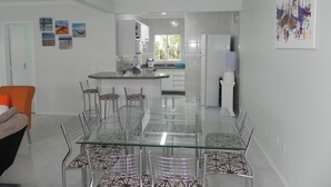Apartamento (1046) | Cozinha privada | Um frigorífico, um micro-ondas, um forno, uma placa de cozinha 