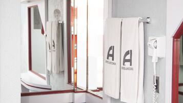 Quarto Duplo Básico, 1 cama queen-size | Casa de banho | Um polibã, artigos de higiene pessoal grátis, toalhas fornecidas