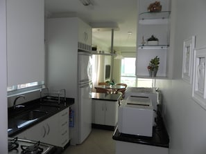 Apartamento (1072) | Cozinha privada | Um frigorífico/congelador grande, um micro-ondas, um forno 