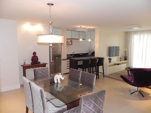 Apartamento, banheira de hidromassagem grande (1035) | Refeições no quarto