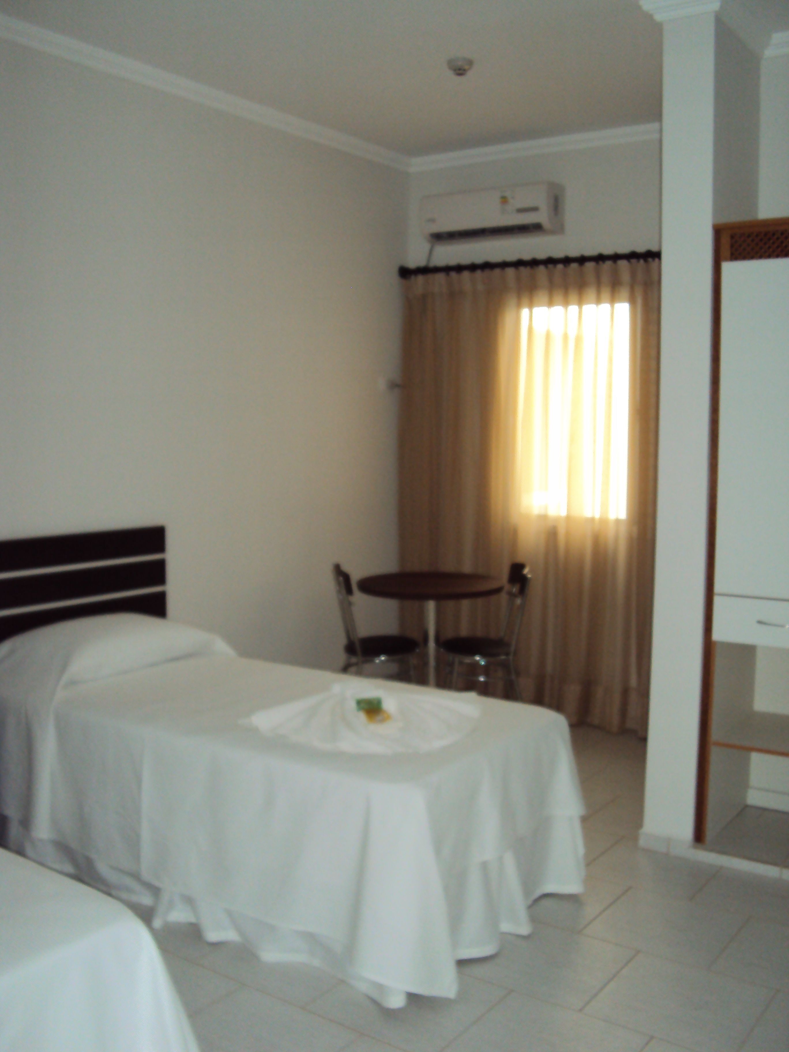 Minibar, cofre no quarto, secretária, cortinas/cortinados opacos 