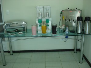 Café da manhã com buffet grátis todos os dias