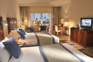 Family King Bed, Garden View | Frigobar, cofres nos quartos, individualmente decorados, escrivaninha