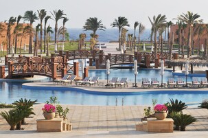 5 piscinas externas, espreguiçadeiras