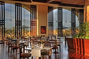 4 bares/lounges, bar ao lado da piscina, bar na praia