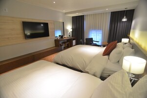 Quarto duplo família | Roupas de cama premium, edredons de pluma, escrivaninha