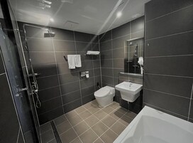 Super Deluxe | Banheiro | Produtos de toalete grátis, secador de cabelo, roupões de banho 