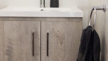 Suite-Estúdio Deluxe, 1 cama queen-size | Casa de banho | Um polibã, artigos de higiene pessoal grátis, um secador de cabelo