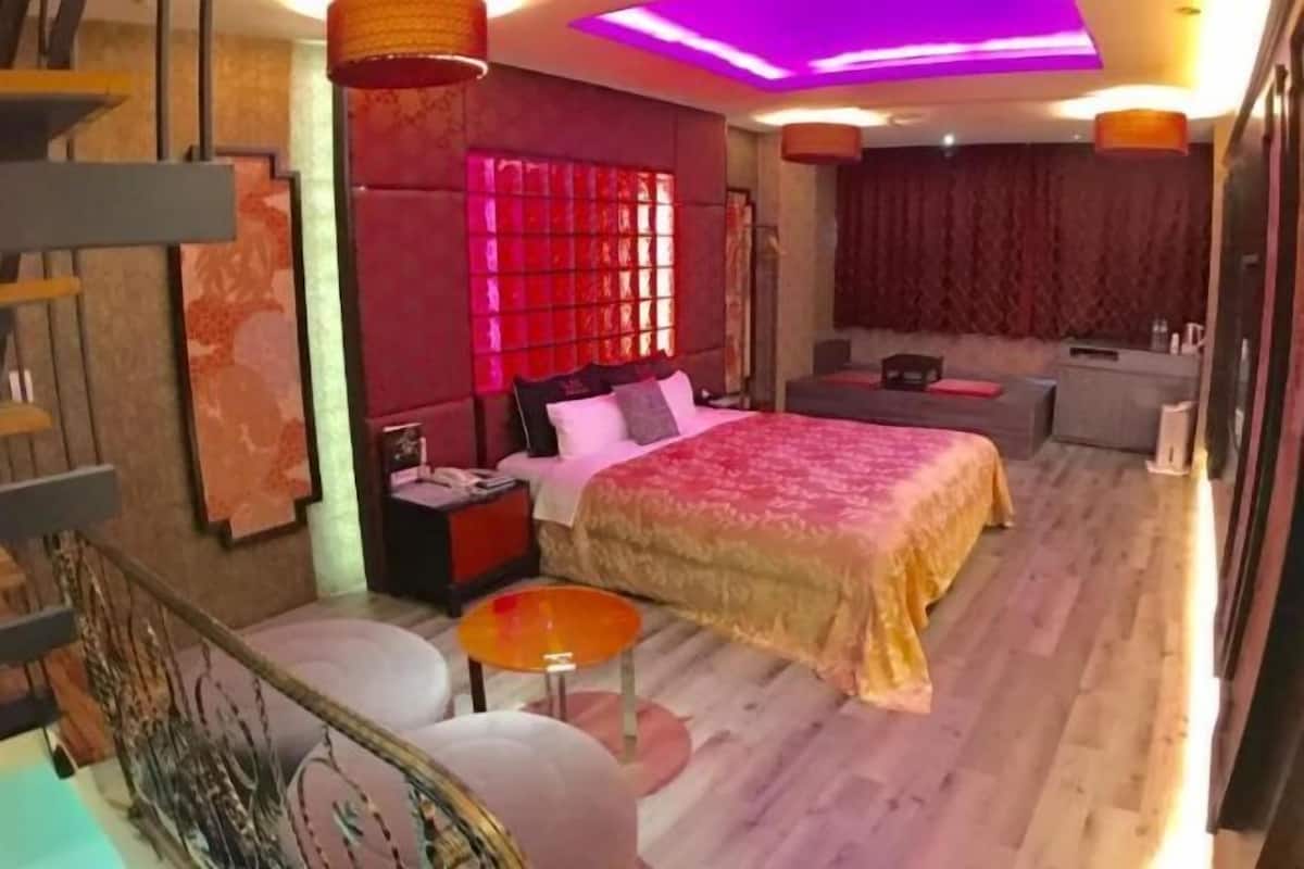 Roupas de cama premium, edredons de pluma, frigobar