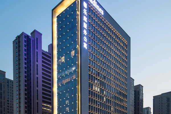 Fachada da propriedade à noite