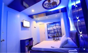 Quarto Premium | Secretária, Wi-fi grátis, roupa de cama fornecida 