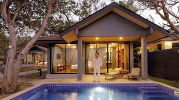 Beach Front Pool Villa | Minibar, cofre no quarto, secretária, cortinas/cortinados opacos