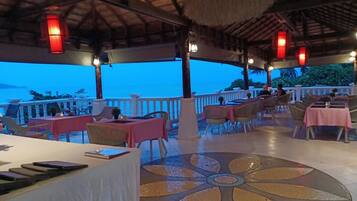 Pequeno-almoço tipo buffet diário (250 THB por pessoa)