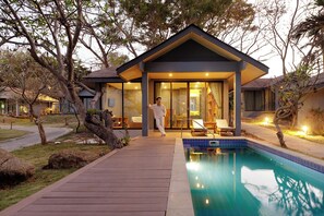 Beach Front Pool Villa | Frigobar, cofres nos quartos, escrivaninha, cortinas blackout