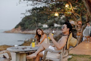 Na praia, bar na praia, passeios de lancha