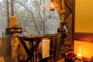 Tenda de Luxo | Casa de banho | Um polibã, artigos de higiene pessoal grátis, toalhas fornecidas 