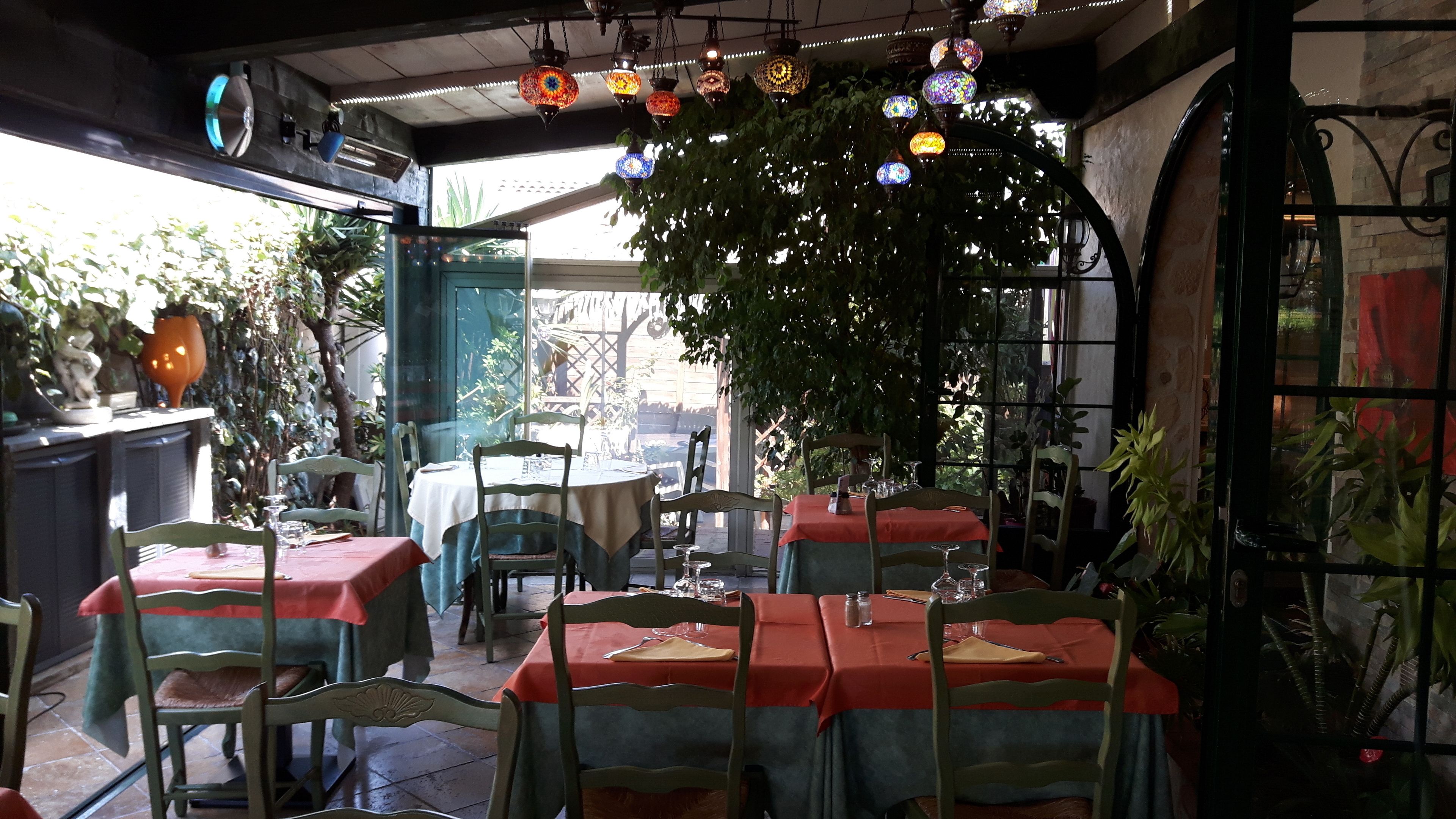 Serviço de almoço e jantar; culinária grega, restaurante ao ar livre 