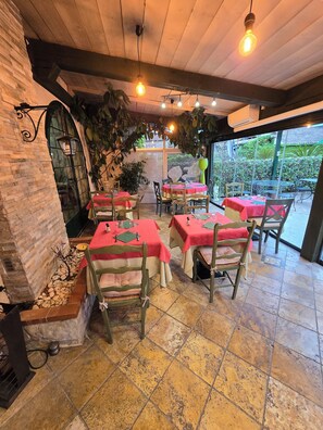 Serviço de almoço e jantar; culinária grega, restaurante ao ar livre 