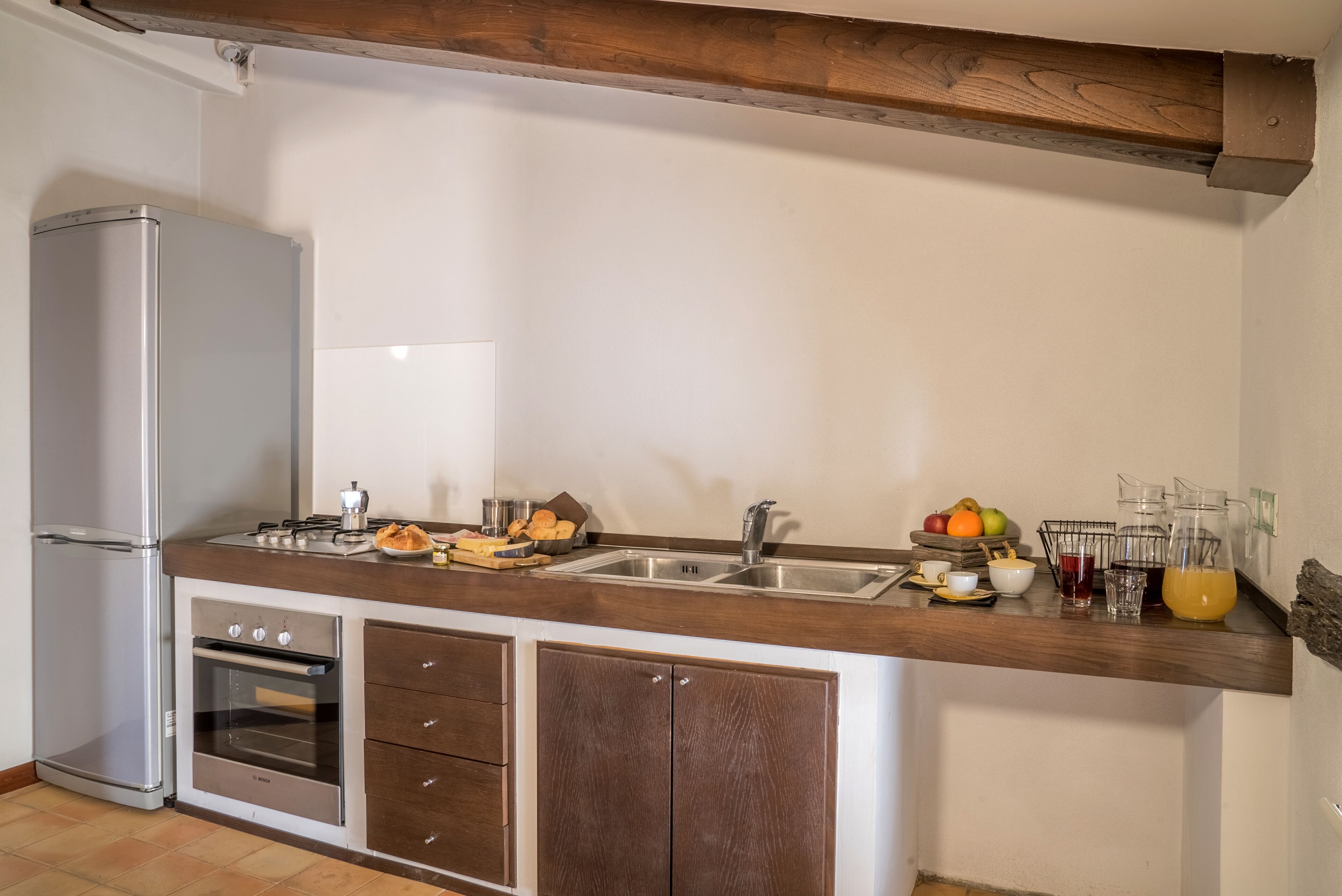 Apartamento, cozinha, vista para o mar | Cozinha privada | Uma placa de cozinha, uma cafeteira/bule, utensílios de cozinha 