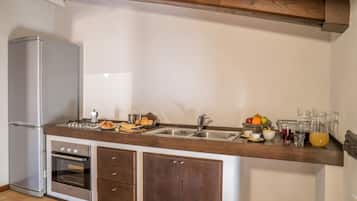 Apartamento, cozinha, vista para o mar | Cozinha privada | Uma placa de cozinha, uma cafeteira/bule, utensílios de cozinha