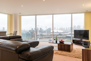 Apartamento, 2 quartos | Sala | TV de ecrã plano 